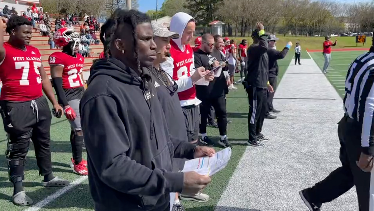 Tyreek Hill Calls Plays For West Alabama As Eclectic Offseason ...