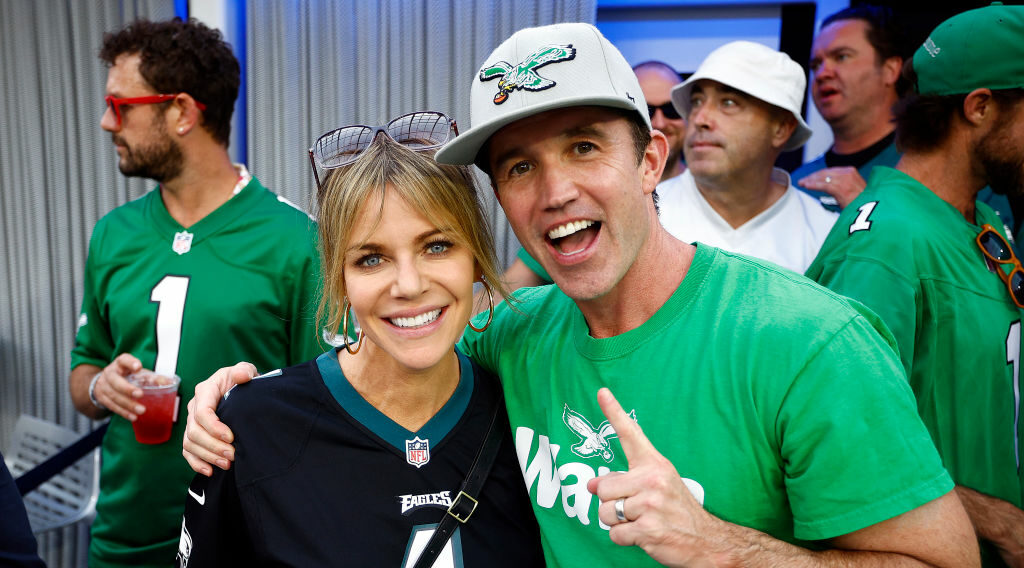 Rob McElhenney Is Watching Eagles-Bucs On His Phone During The Emmy ...