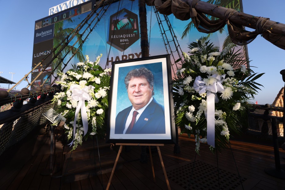 Mississippi State Honors Mike Leach In Fitting Fashion Aboard Pirate ...