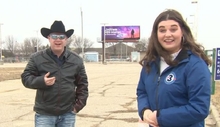 Guy Rents A Billboard To Find The Love Of His Life, Attempts To Pickup ...