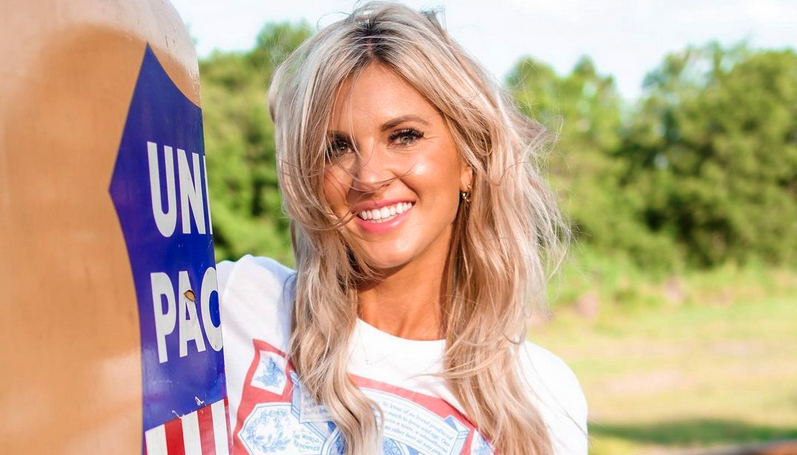 Whitney Bugg Checks In From Texas, Finau Pours A Drink For Paulina ...