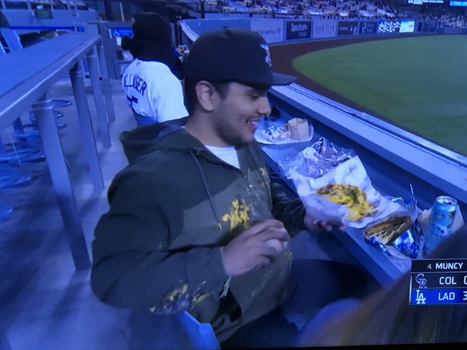 Dodgers Fan Ends Up Wearing Nacho Cheese After Justin Turner HR Blast ...