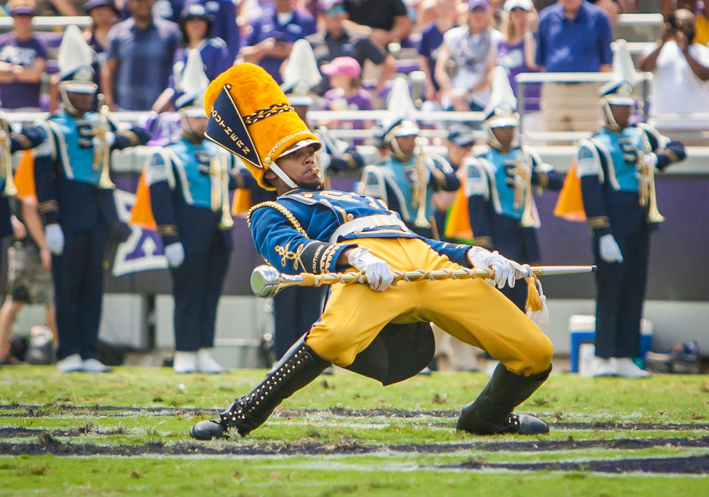 Southern's Human Jukebox Band Plays 'Neck,' Puts On Epic Show At LSU ...