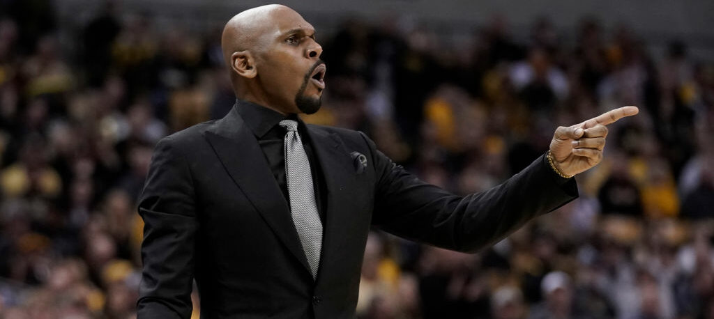 Jerry Stackhouse Goes Ballistic, Throws Clipboard During Top-15 Upset ...