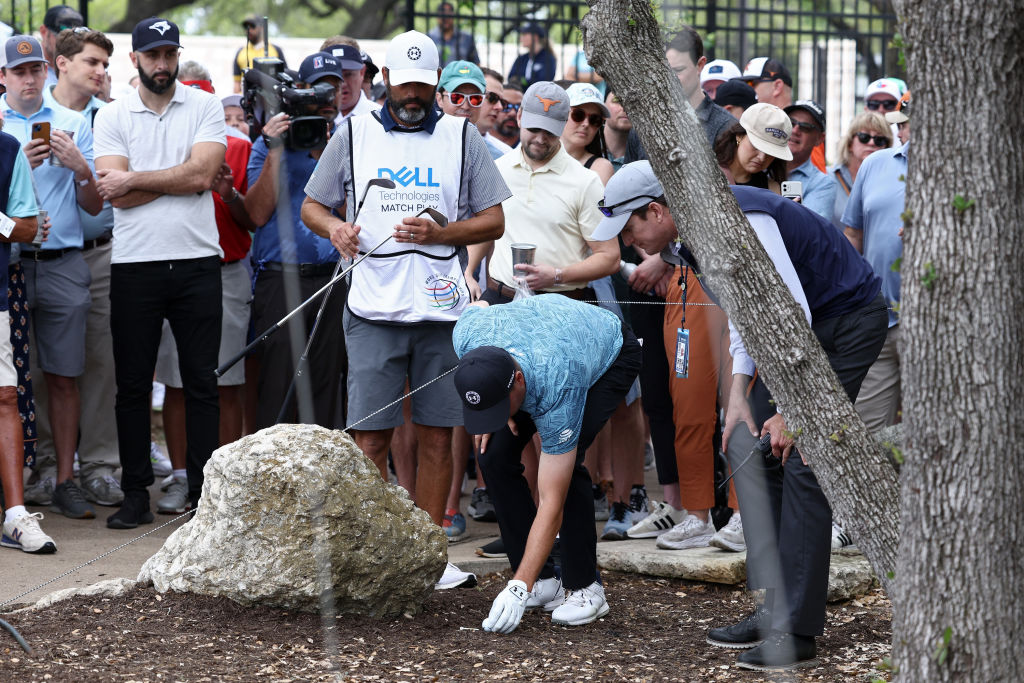 Jordan Spieth Breaks Young Fan's Phone With Terrible Tee Shot, Still ...