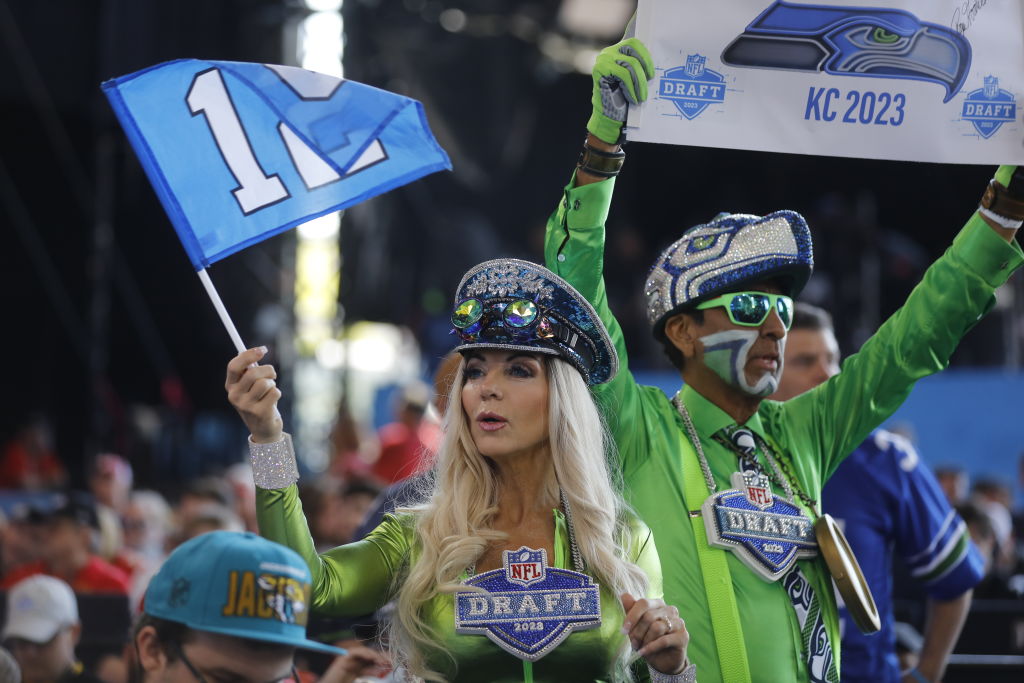 OnlyFans Model Slid Into The DMs Of NFL Offensive Lineman Prospects ...