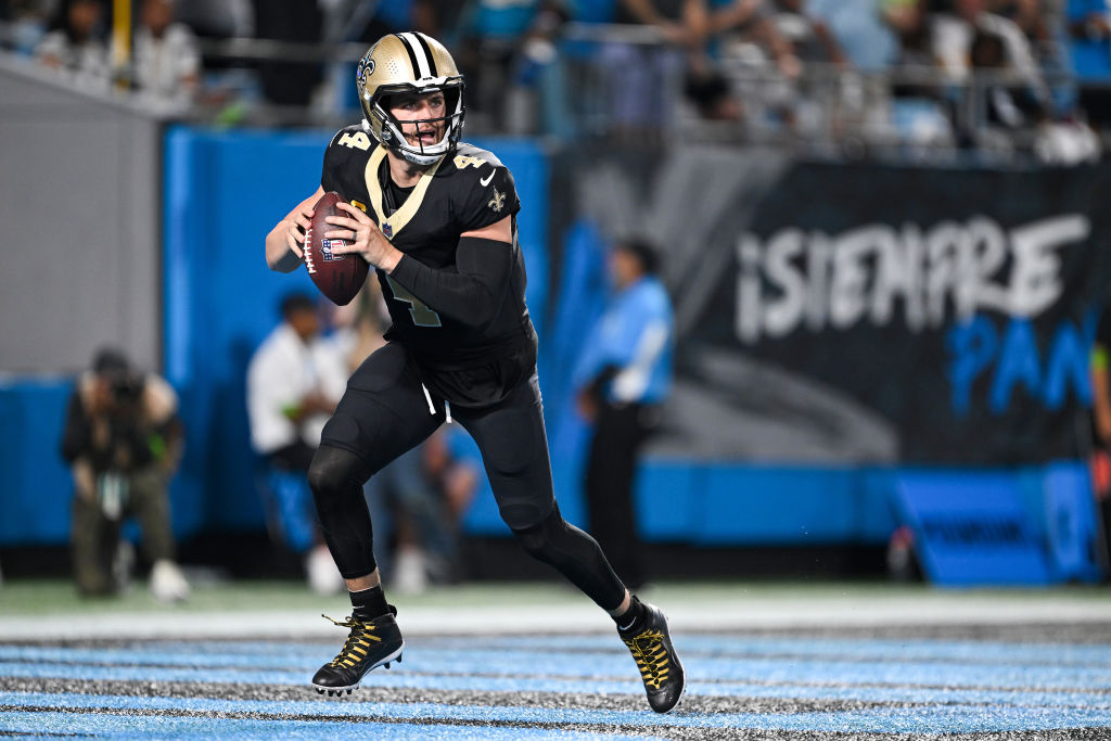 Saints' Derek Carr May Play Sunday After Apparent Serious Throwing ...
