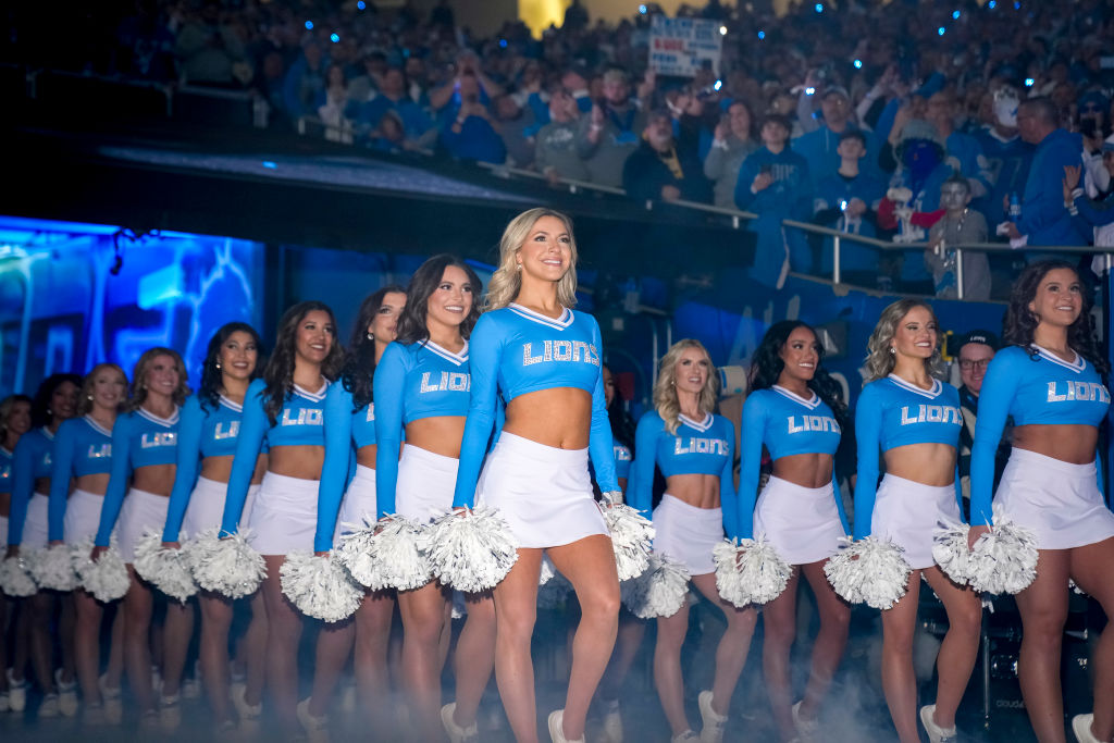Zach Wilson's Girlfriend Nicolette Dellano Tears Up Bora Bora, NFL ...