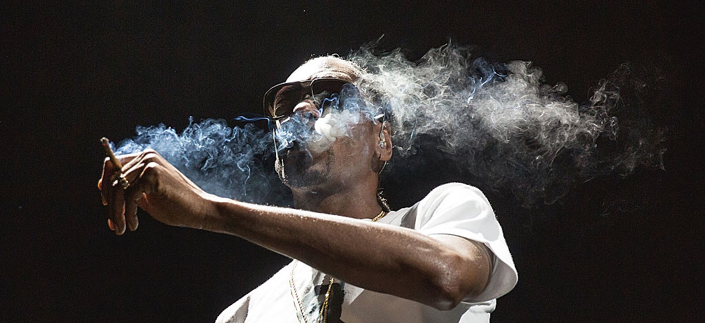 Snoop Dogg's Blunt-Roller Reveals Amount Of Weed He Smokes Per Day ...