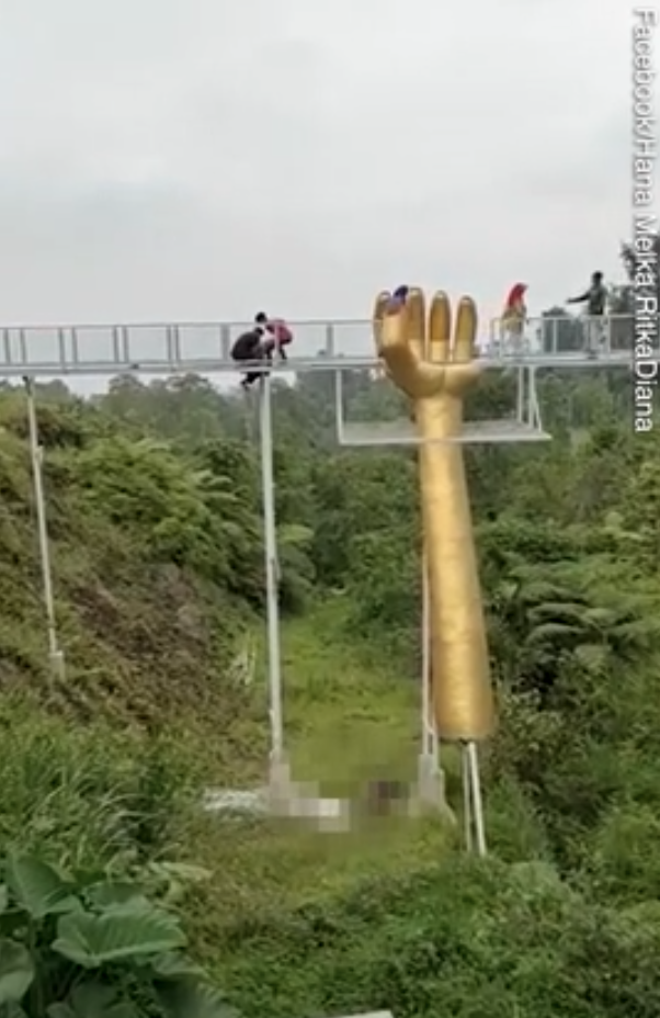 This Glass-Bottomed Walkway Collapse In Indonesia Is A Reminder Why I ...