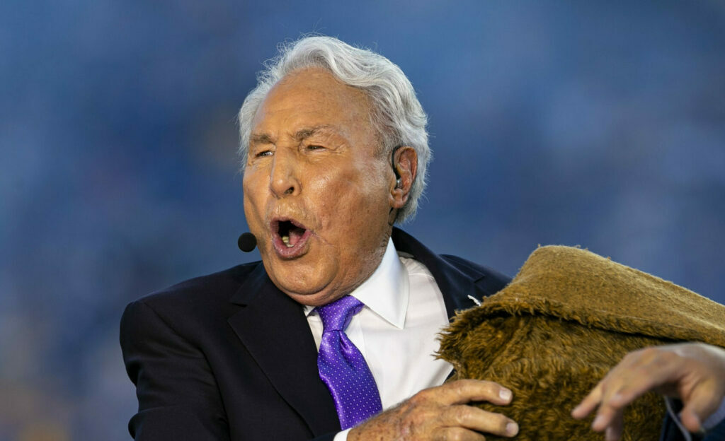 Lee Corso Does The Mannequin Challenge In Texas Headgear | OutKick