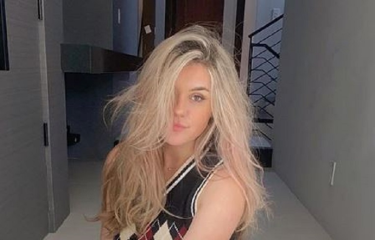 Twitch Streamer Ashley Bond Introduces Herself, Hooters Bella Is A ...