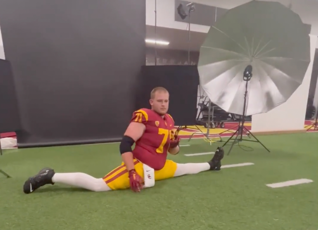 USC Lineman Is Freakishly Flexible, Does The Splits During Photoshoot ...