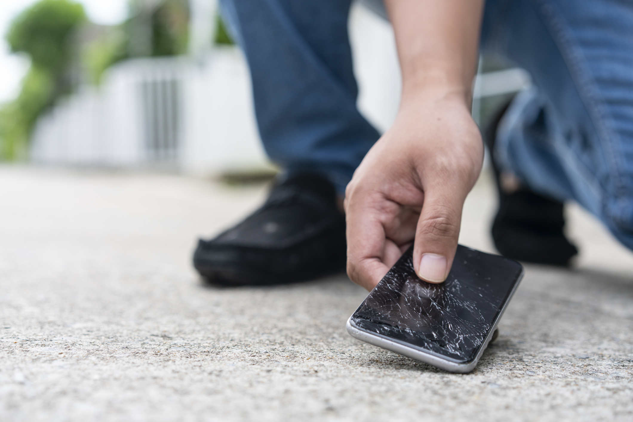 Fragile Or Robust? iPhone Allegedly Survives Fall From 16,000 Feet But ...