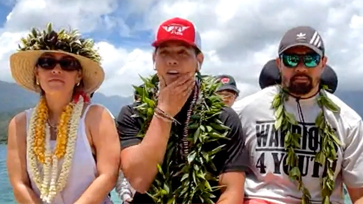 4* Hawaiian Recruit Throws Friends Into Water For Surprising Commitment ...
