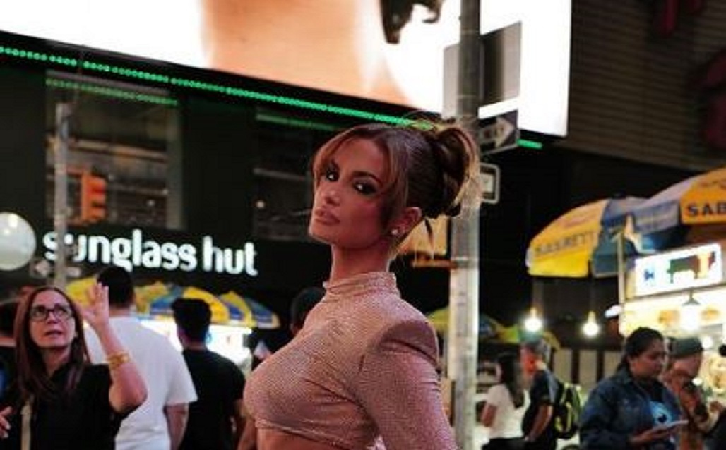 Golfer Hailey Ostrom Tees Off In A Lake, SI Swimsuit Model Haley Kalil ...