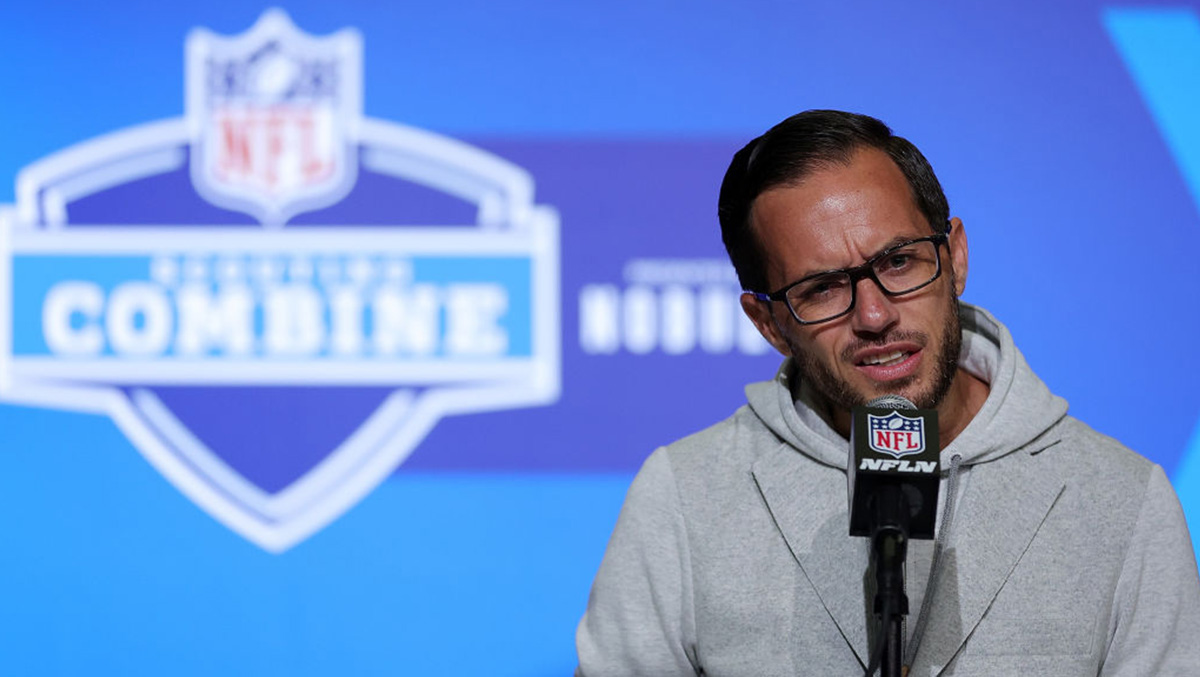 Mike McDaniel Gives Hilariously Vague Insight On NFL Combine Focus Mike McDaniel Gives Hilariously Vague Insight On NFL Combine Focus