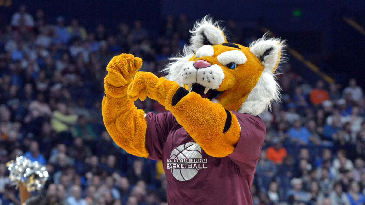 March Madness' Worst Team To Play Shortest As Dancing Mascot Returns ...