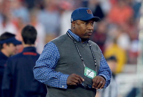Auburn Legend Bo Jackson Turns Down Fan For Photo Op To Keep Watching ...