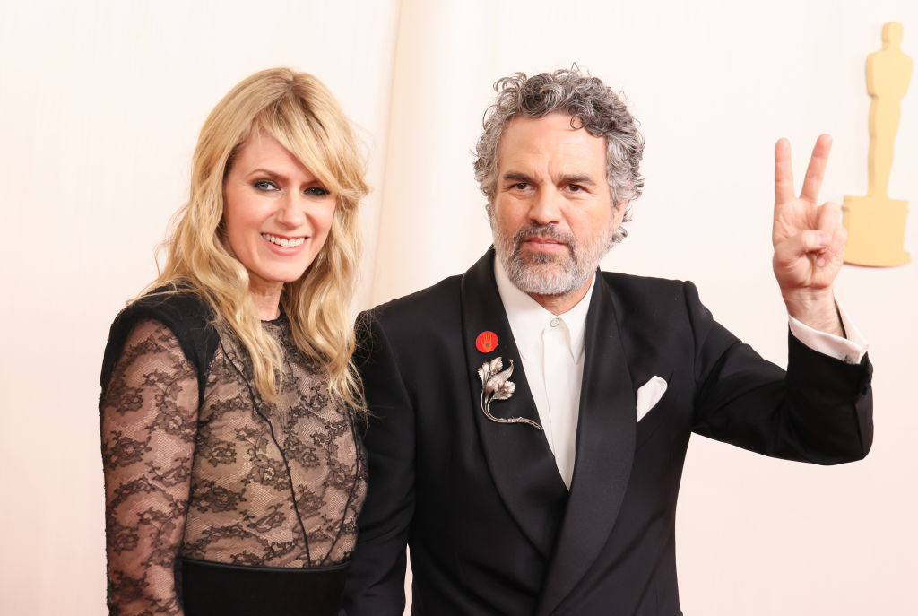 Hollywood Celebrities Wear Red Pin At Oscars That Supports Lynching Of ...