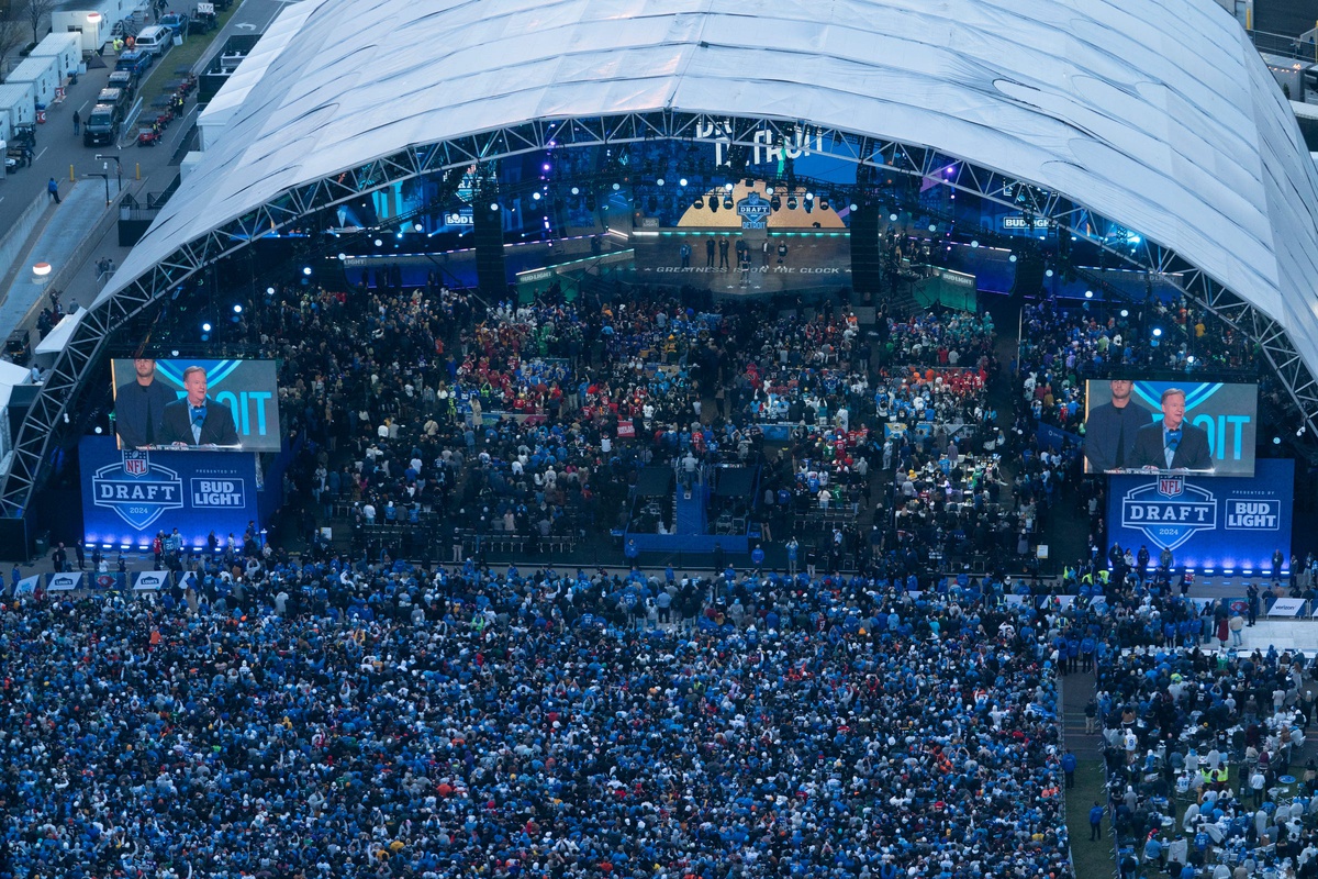 Record Number Of Fans Attended NFL’s Endless Draft For Some Reason ...