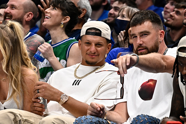 Mavs Fans Boo Travis Kelce, Cheer Patrick Mahomes As Chiefs Stars ... Mavs Fans Boo Travis Kelce, Cheer Patrick Mahomes As Chiefs Stars ...
