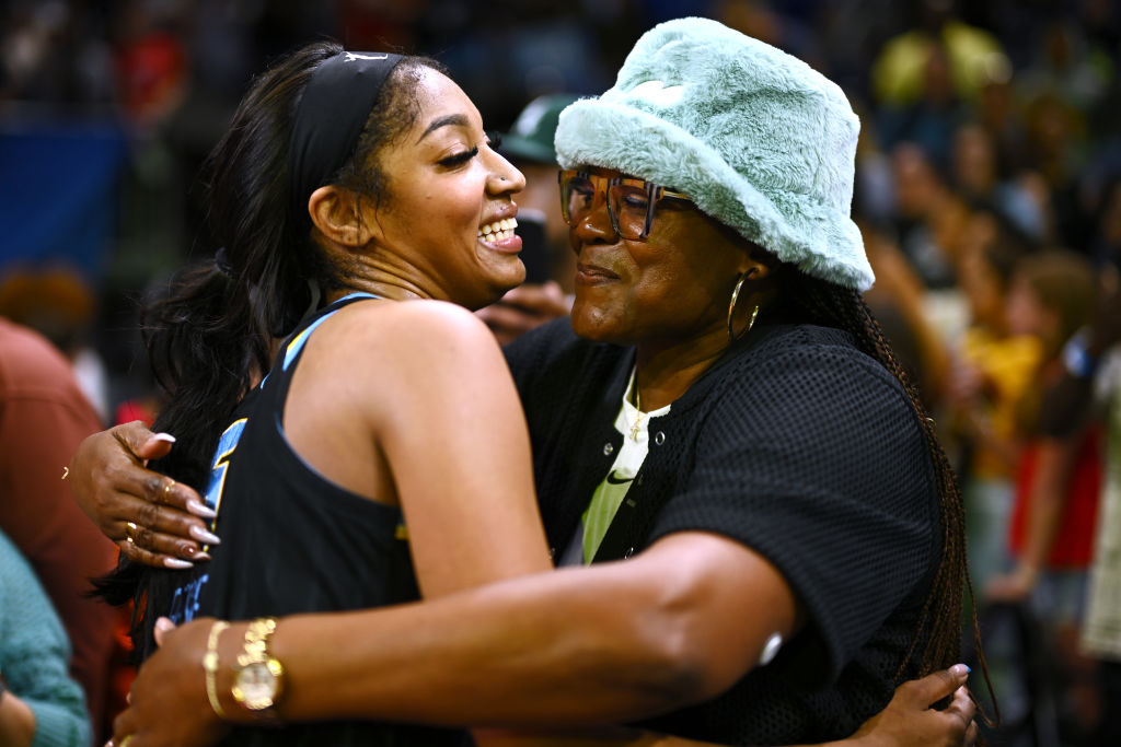 Angel Reese, Sheryl Swoopes Celebrate Chicago Sky's First Victory Over ...