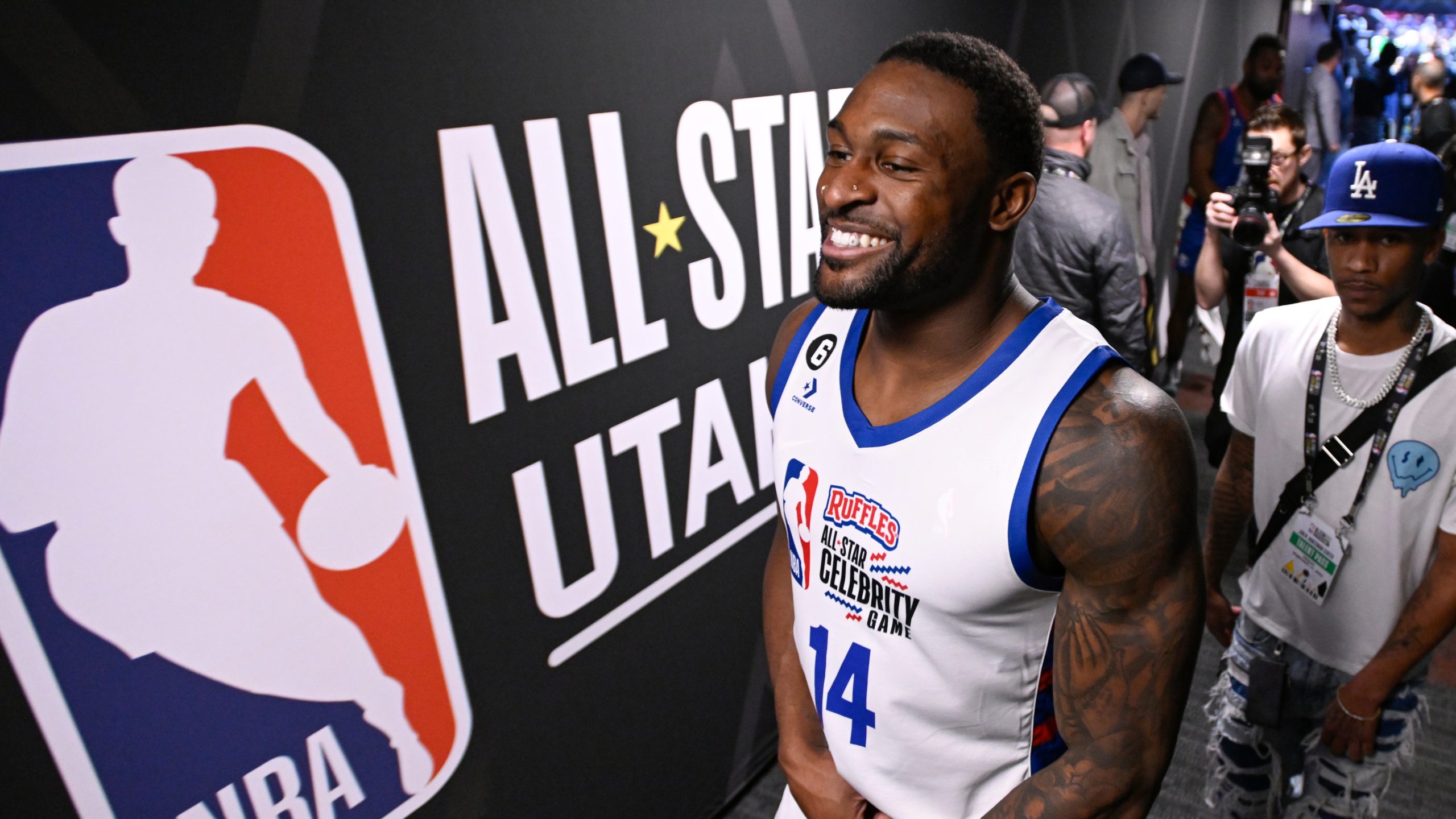 Seahawks receiver D.K. Metcalk Shows Off Hoop Skills During Pickup ...