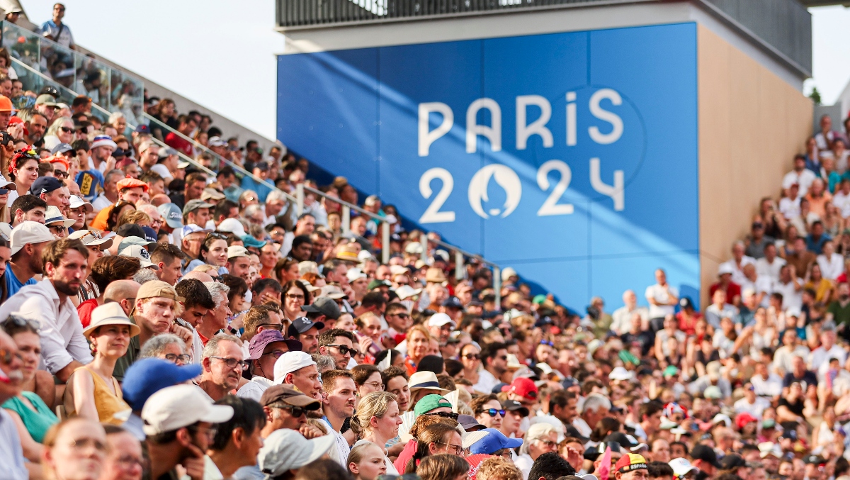 Woman Flashes TV Camera During Iga Swiatek & Danielle Collins Olympic ...