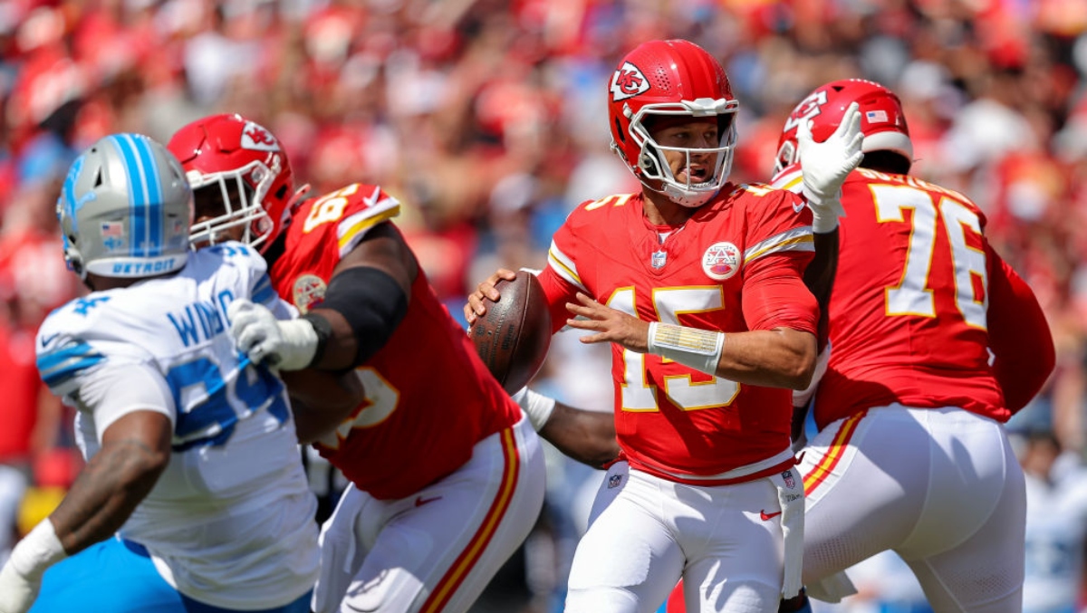 Patrick Mahomes Breaks Some Brains With Behind-The-Back Pass Out Of ...