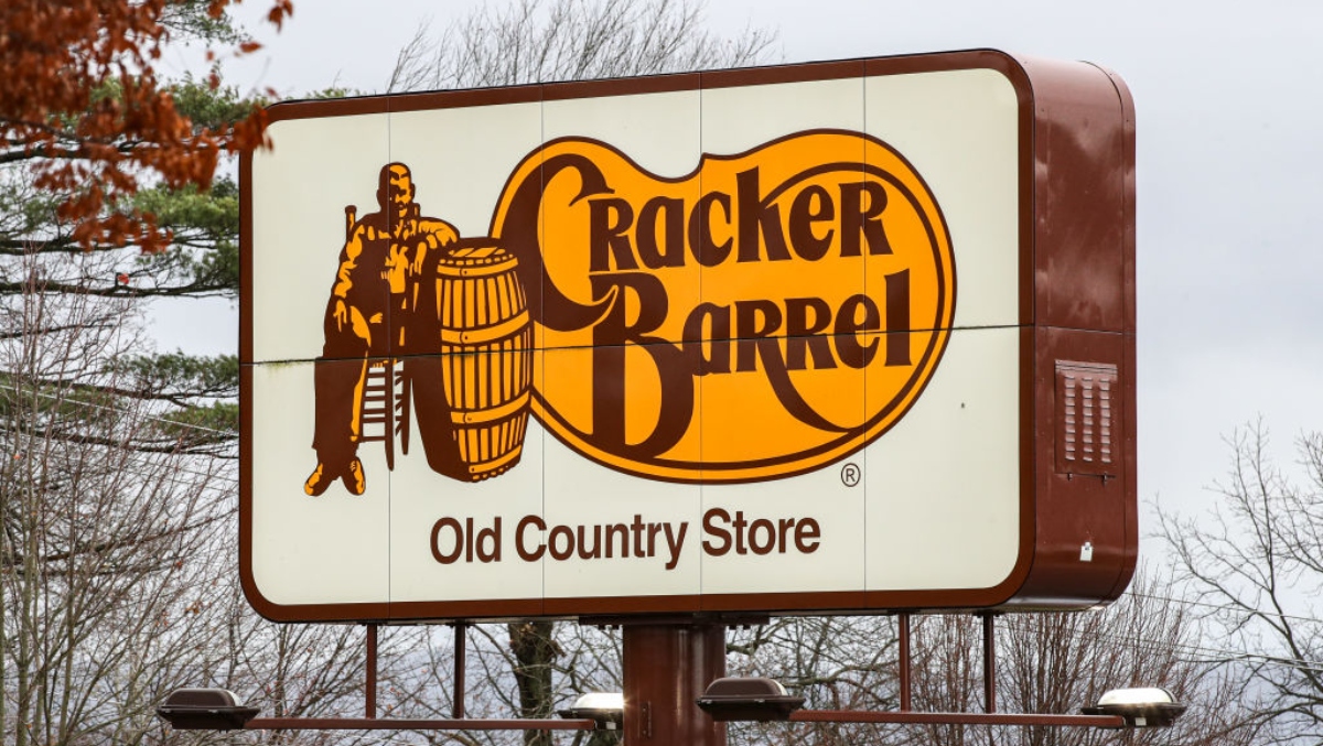 An Entire Cracker Barrel Made An Army Vet With Alzheimer's Cry | OutKick