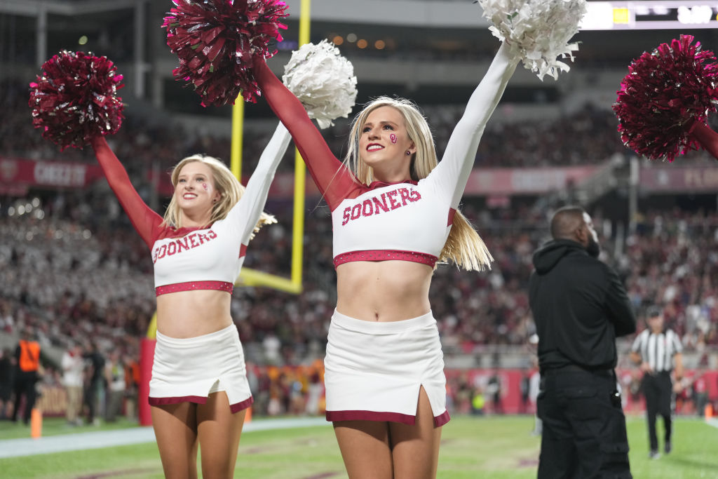 Oklahoma Sooners & Tennessee Vols Cheerleaders Engage In A Showdown ...