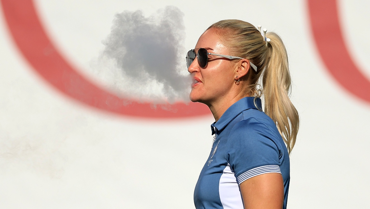 Charley Hull Borrows Fan's Lighter To Smoke A Cigarette Mid-Round At ...