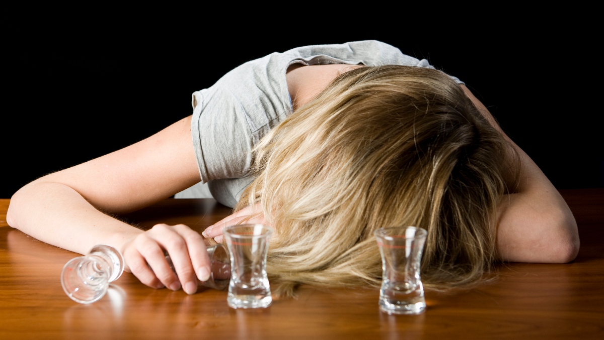 Bartender Knocks Woman Out With A Vicious Slap During 'Hurricane Shot ...