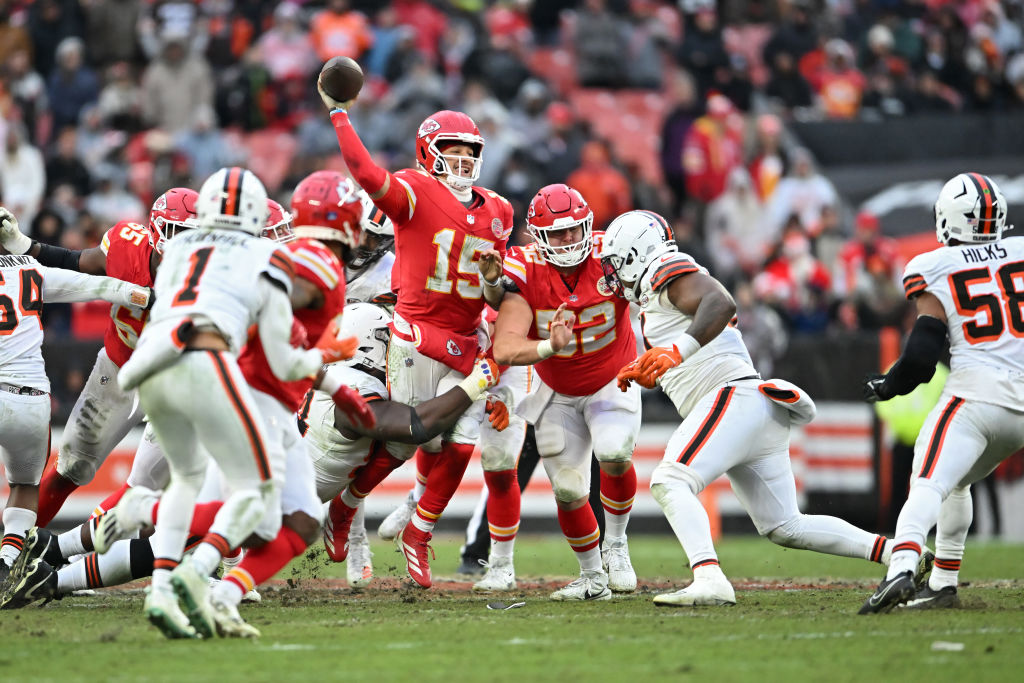 Patrick Mahomes Gets Twisted In Awkward Hit, Doesn't Return Against ...