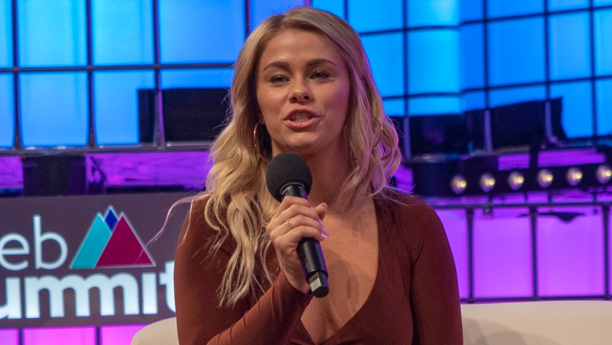 Paige VanZant Takes Up Pole Dancing, Shows Off Her Skills With 'New Toy ...