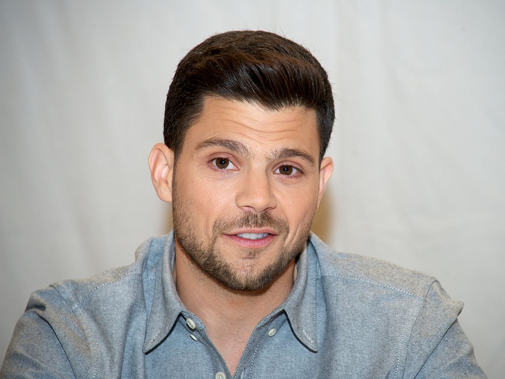 Jerry Ferrara Talks Entourage, Throwbacks Podcast With Leinart, & Hairy ...