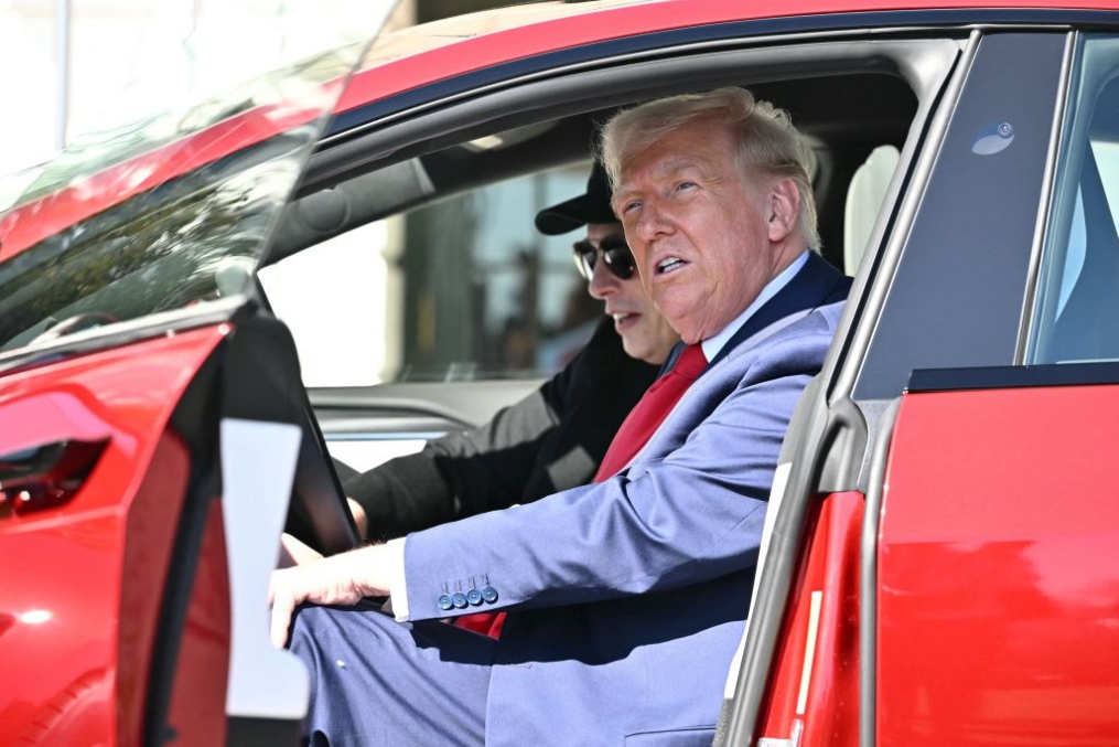 President Trump Buys Tesla From White House 'Showroom,' Picks License ...