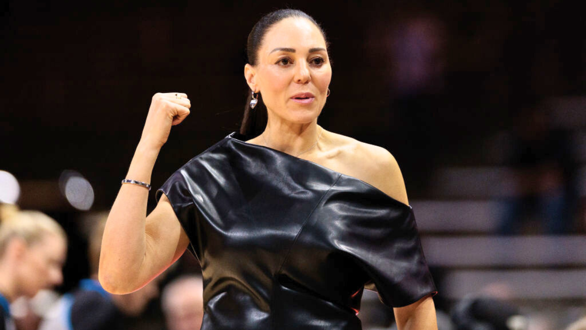 Coach Adia Barnes Drops A Nuke On Arizona WBB Program After Accepting ...