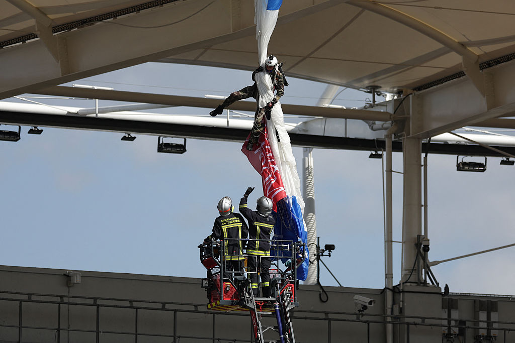 VIDEO: Parachuter Gets Caught In Roof At French Rugby Match, Needs To ...