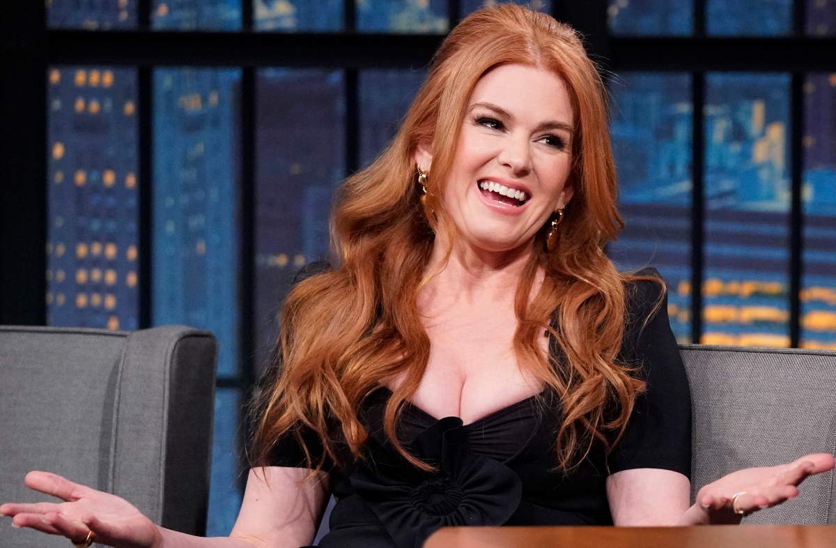 Isla Fisher Jokes About Her Boobs While Hanging Out In A Bikini On ...